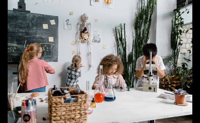 How to spark curiosity in early childhood - SKIDOS | SKIDOS